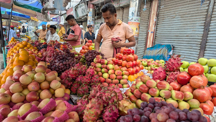 বিপুল আমদানি সত্ত্বেও ফলের বাজার চড়া